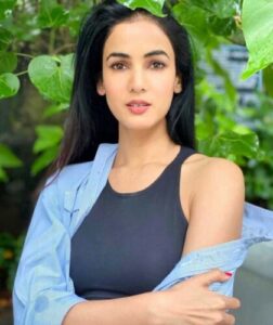 Sonal Chauhan Net Worth, Age, Family, Husband, Wiki, Biography & More